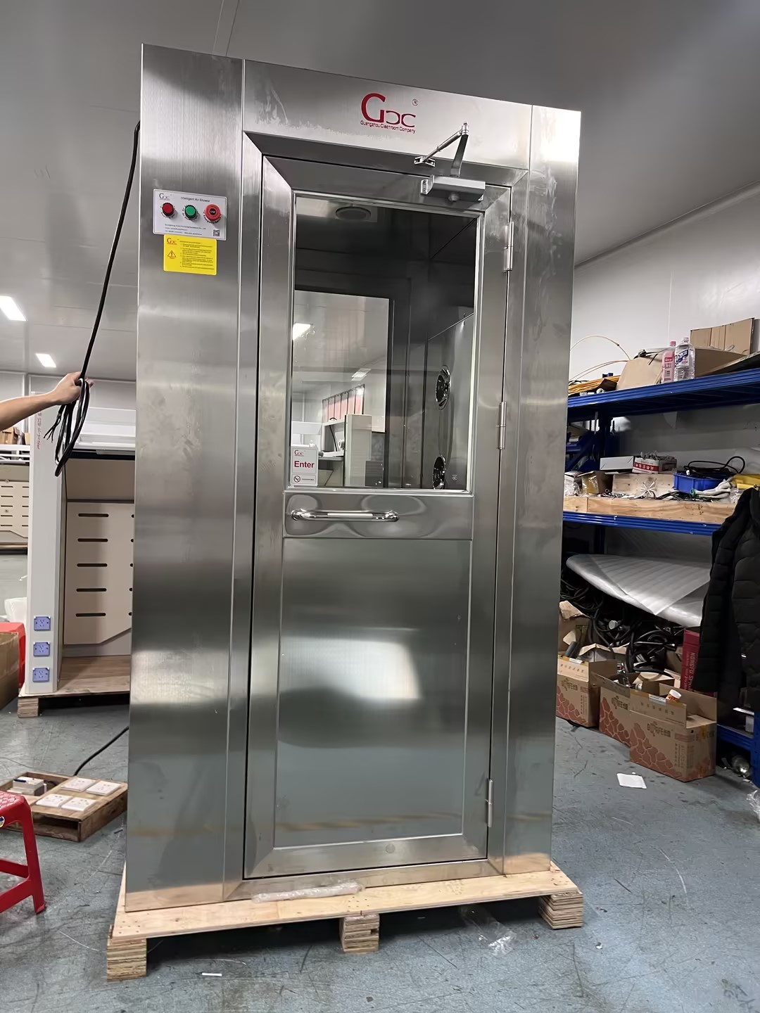 Exploring the Single - Person Air Shower Room